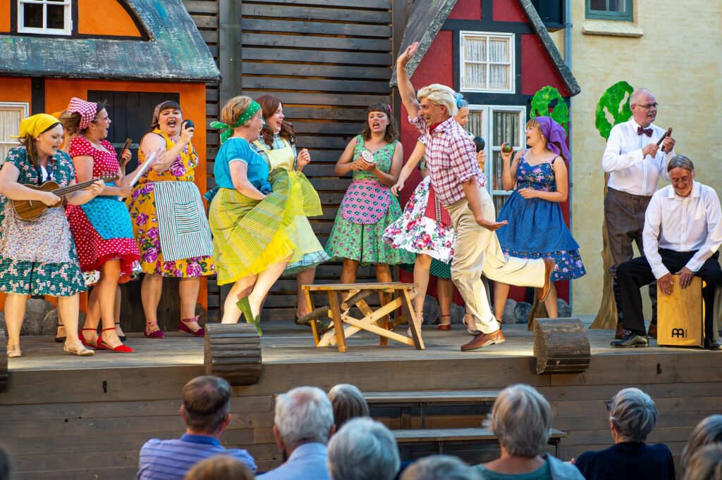 Anmeldelse: De fedtede fætre på Kærgården, Holbæk Museum (Holbæk Teater ...