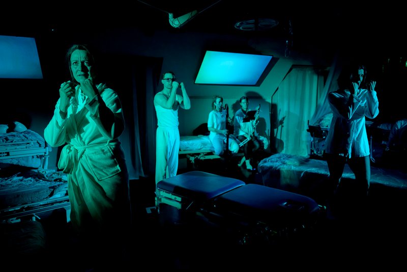 Anmeldelse: Står stille mens jeg falder, HamletScenen (Copenhagen Chamber Performance i ...