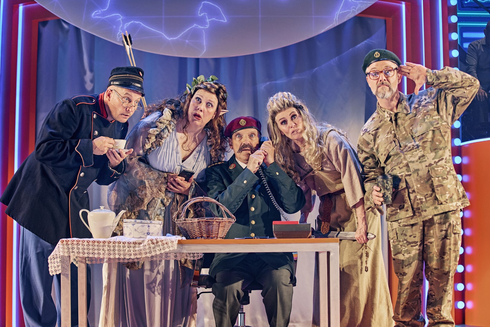 Anmeldelse: Hjørring Revyen 2025, Vendsyssel Teater (Hjørring Revyen) - Ungt Teaterblod