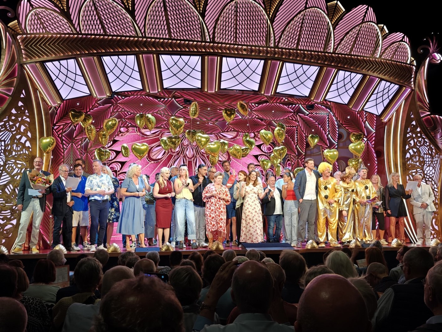 Teaterblik: Revyernes Revy 2025, Teltet på Bakken (RevyDanmark) - Ungt Teaterblod